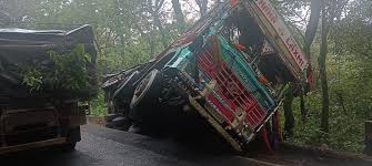 Heavy vehicle mishap paralyses Jamboti–Chorla–Goa road - digitalgoa
